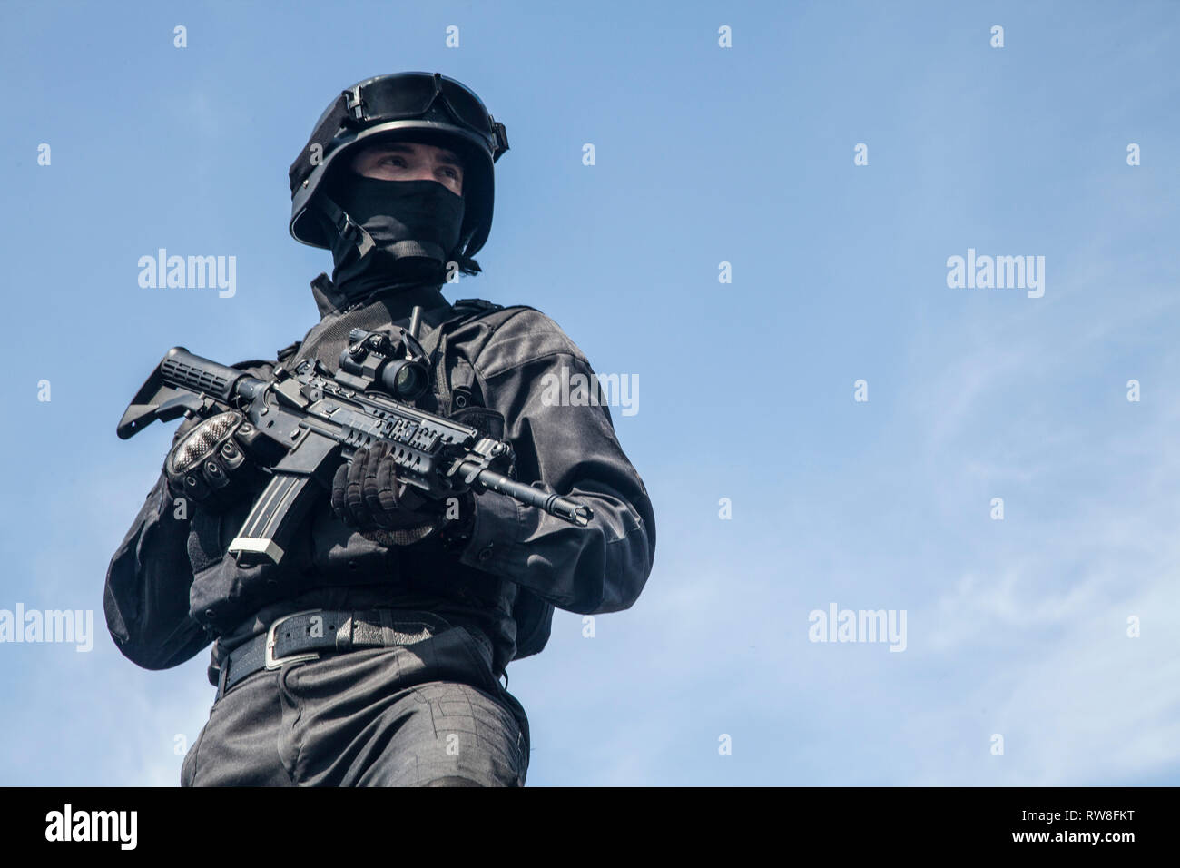 Spec ops police subdivision SWAT in action Stock Photo - Alamy