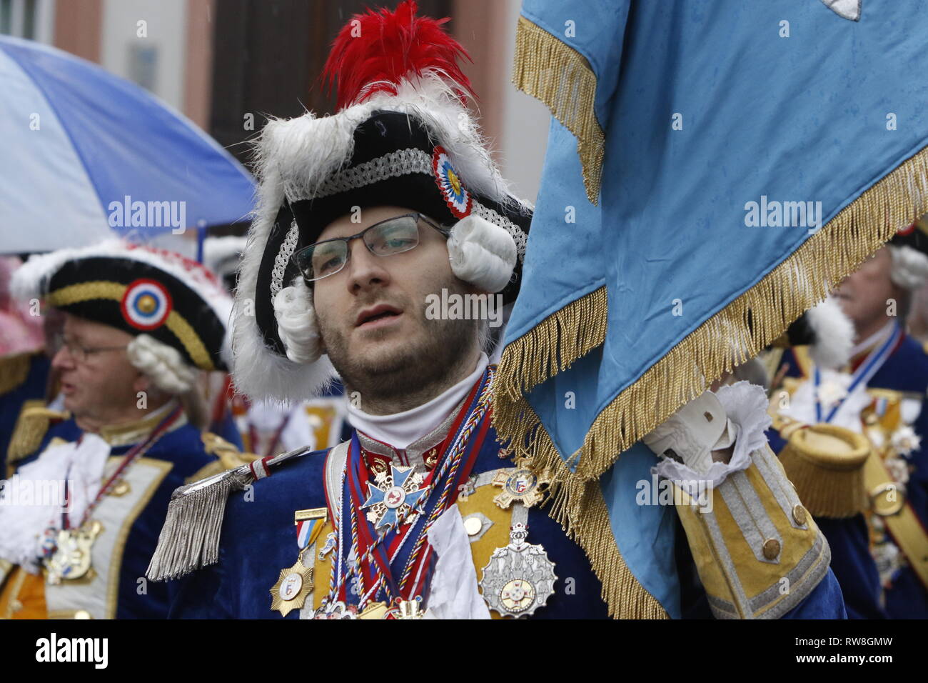Mainz, Germany. 04th Mar, 2019. Members of the Fuesilier-Garde march in ...