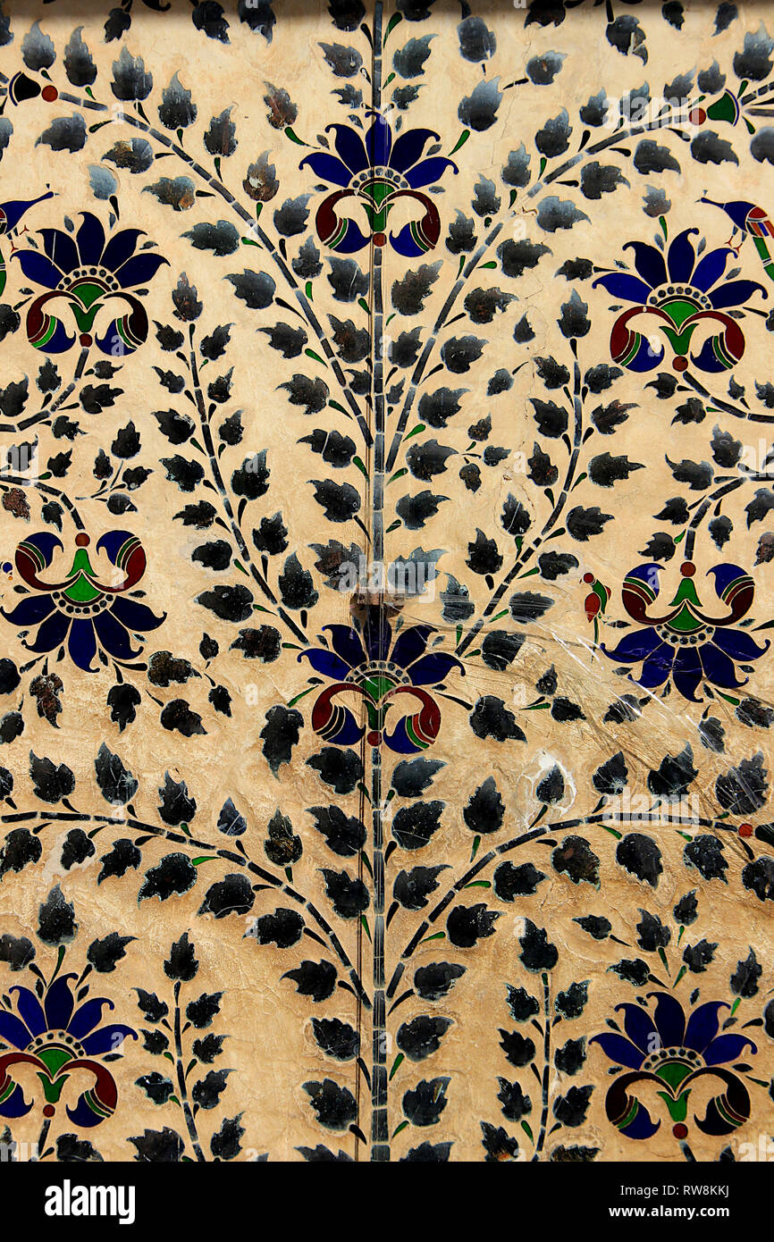 Pattern of leaves and flowers on wall at City Palace in Udaipur ...