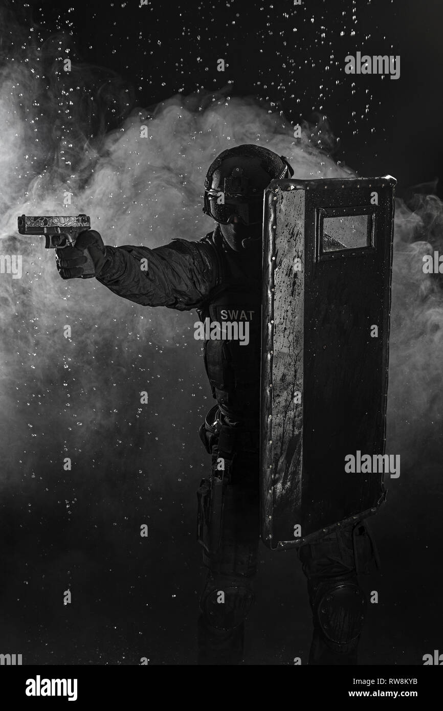 Police officer ballistic shield hi-res stock photography and images - Alamy