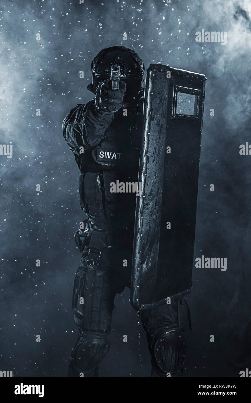 Spec ops police officer SWAT with ballistic shield Stock Photo - Alamy