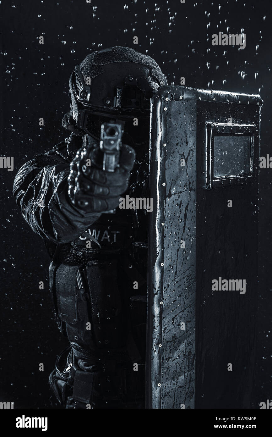 Spec ops police officer SWAT with ballistic shield Stock Photo - Alamy