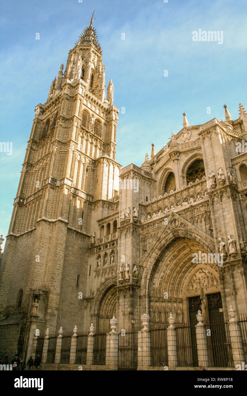 Toledo cathedral facade spanish church hi-res stock photography and ...