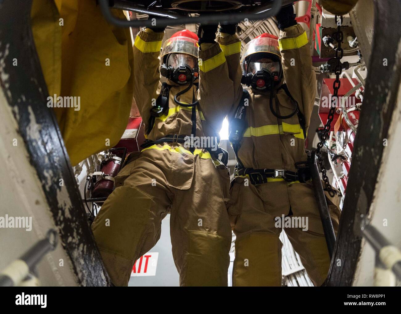 U s navy damage control fireman hi-res stock photography and images - Alamy