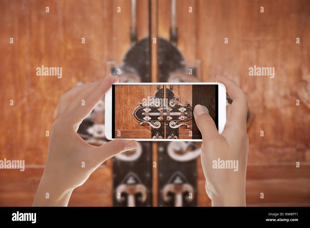 Ancient door lock hi-res stock photography and images - Alamy