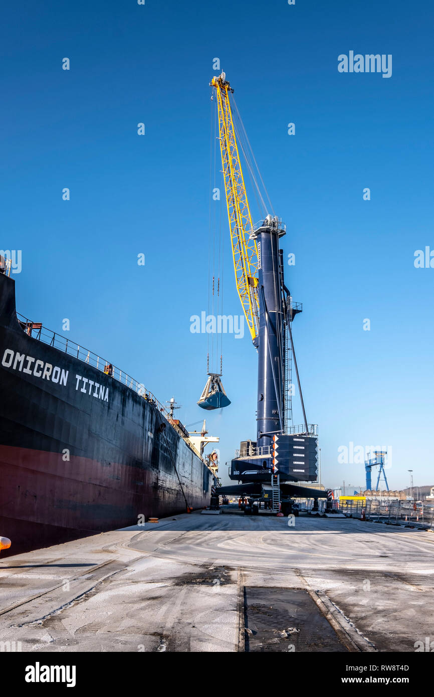 Forth ports crane unload at rosyth hi-res stock photography and images - Alamy