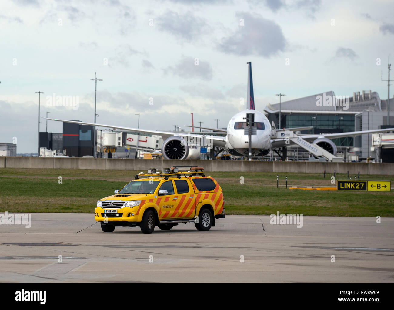 Airside staff hi-res stock photography and images - Alamy