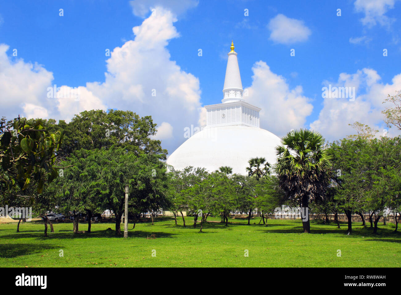Famous Ruwanwelisaya Chedi stupa (Mahatupa, Big white stupa) in ...