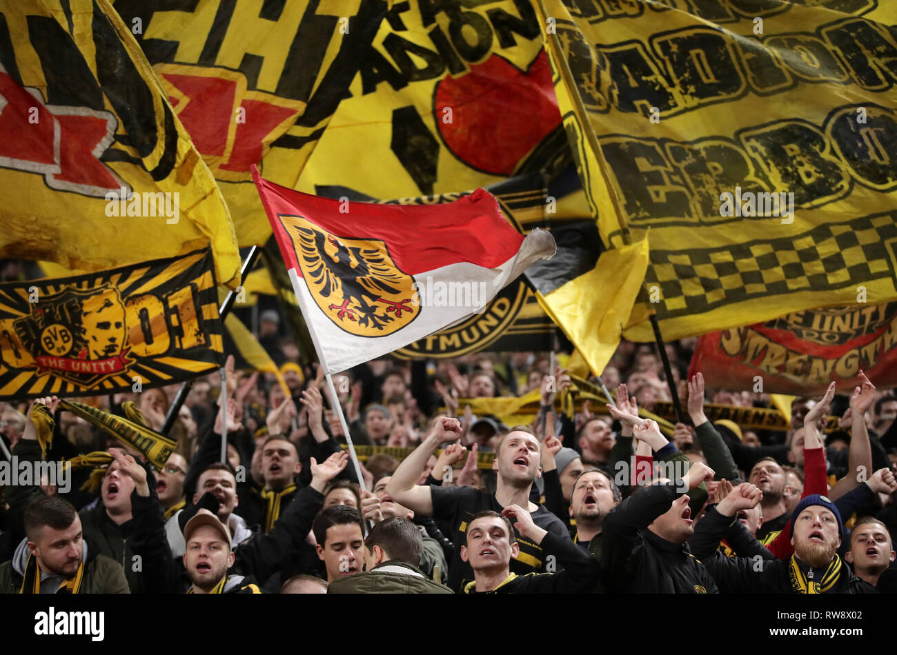 Borussia Dortmund fans in the stands Stock Photo - Alamy