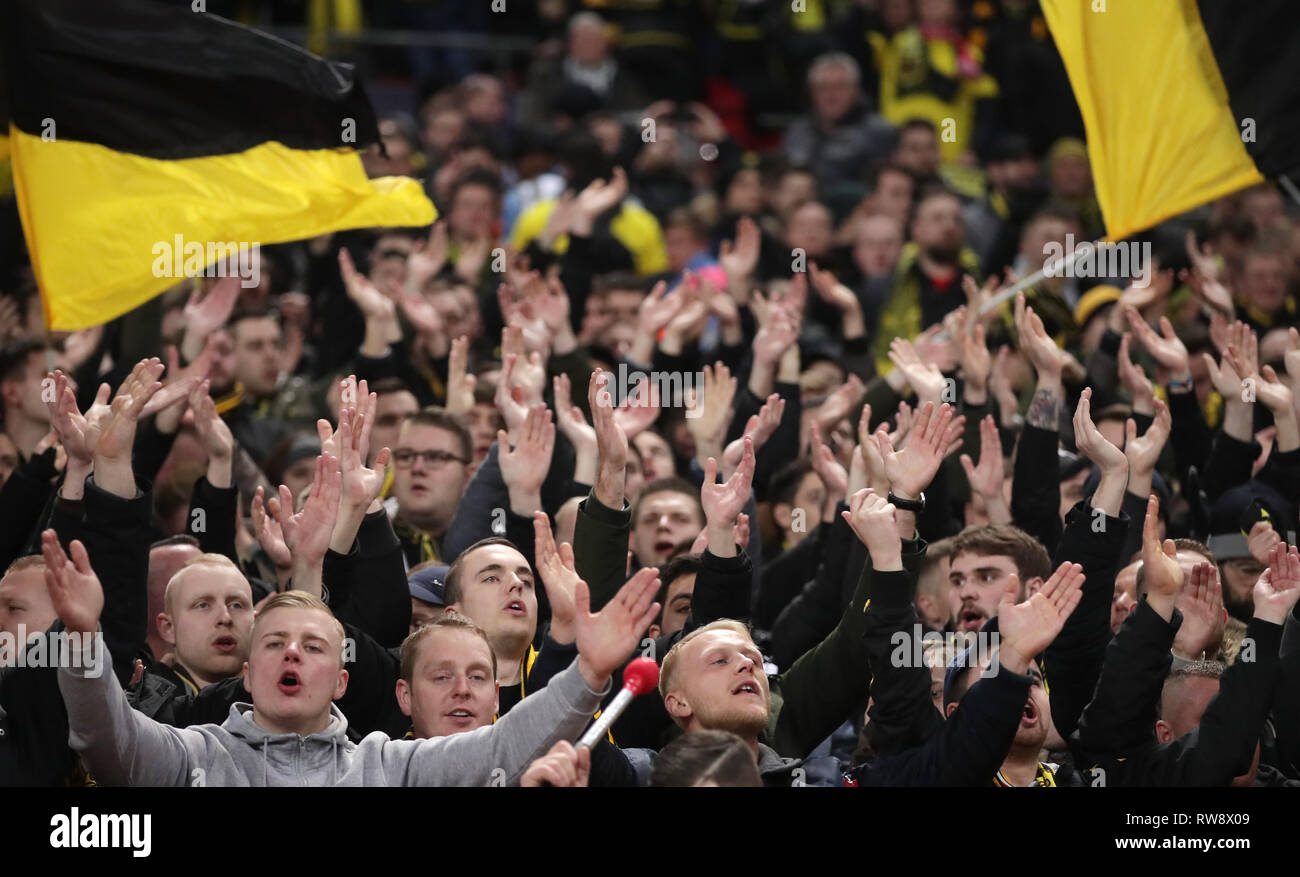 Borussia Dortmund fans in the stands Stock Photo - Alamy