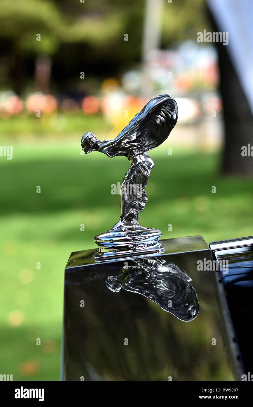 Rolls Royce bonnet mascot Stock Photo - Alamy