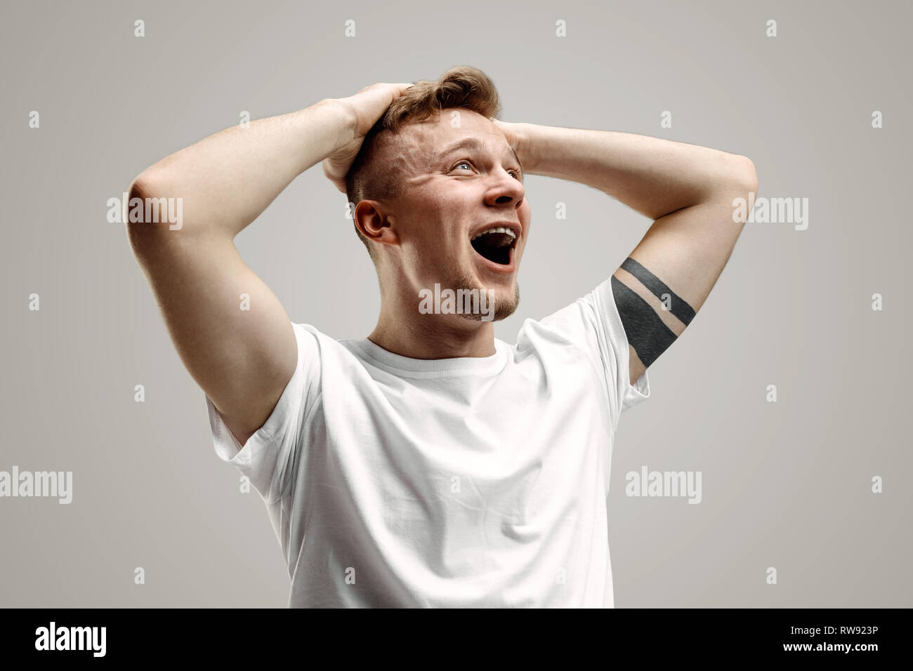 Screaming, hate, rage. Crying emotional angry man screaming on gray ...