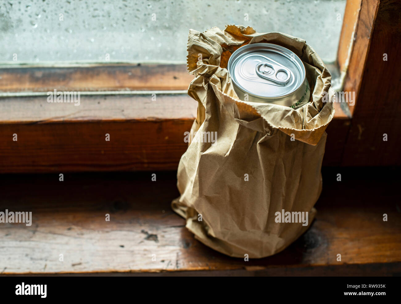 Alcohol brown paper bag hi-res stock photography and images - Alamy