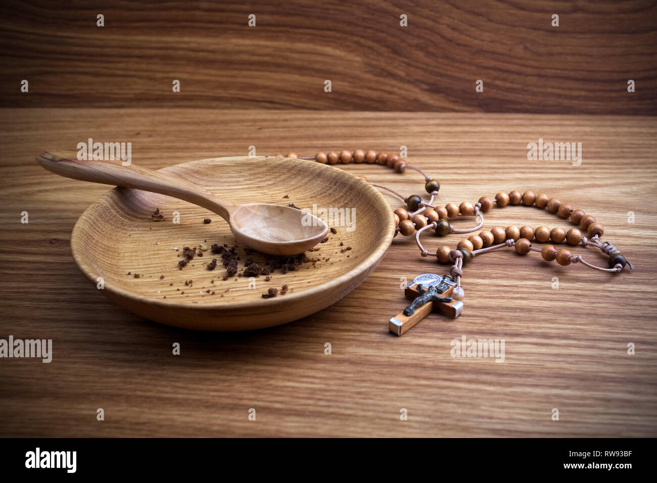 Fasting, Lent. Plate and cross on wooden backgroud Stock Photo - Alamy