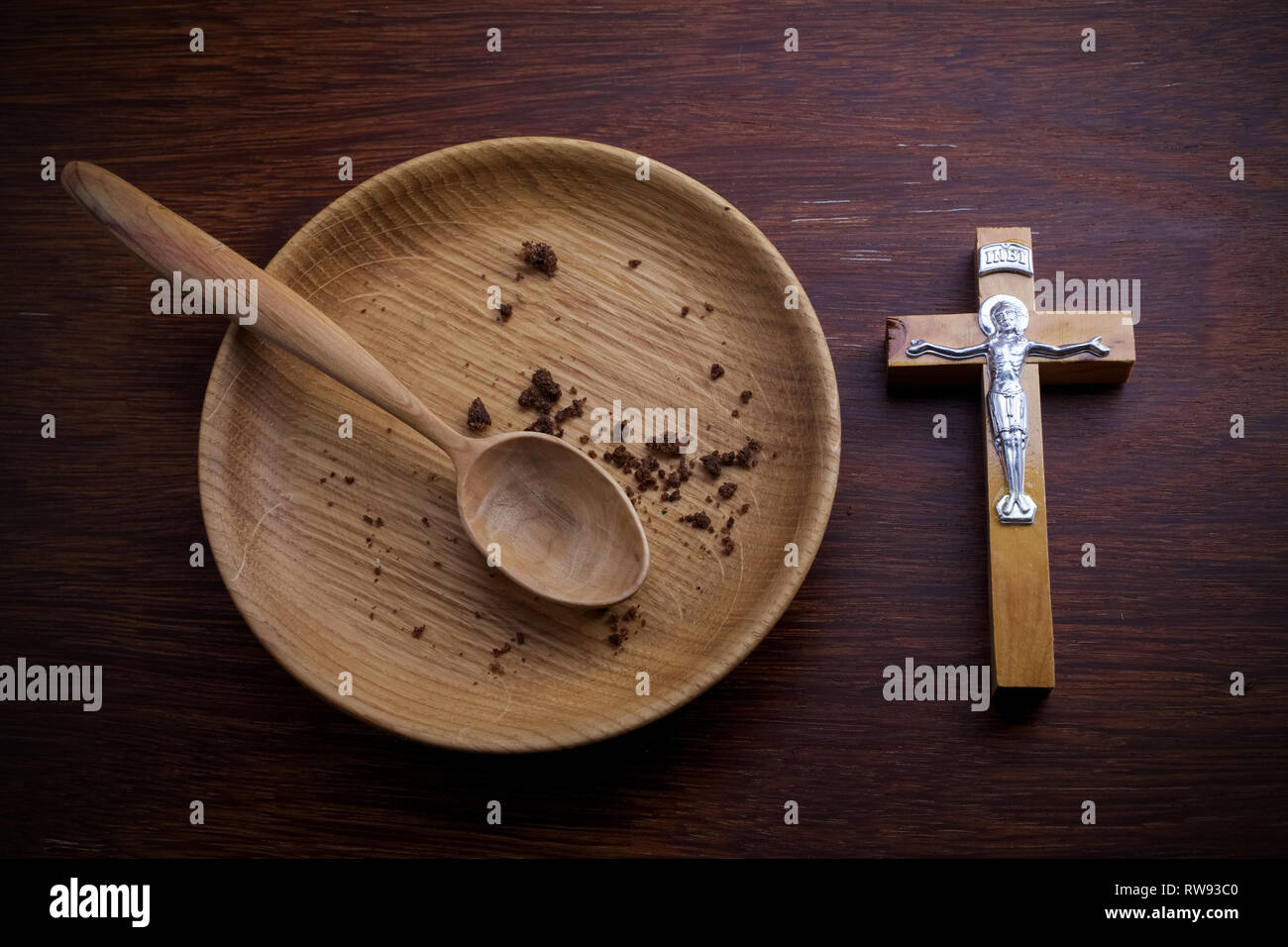 Fasting, Lent. Plate and cross on wooden backgroud Stock Photo - Alamy