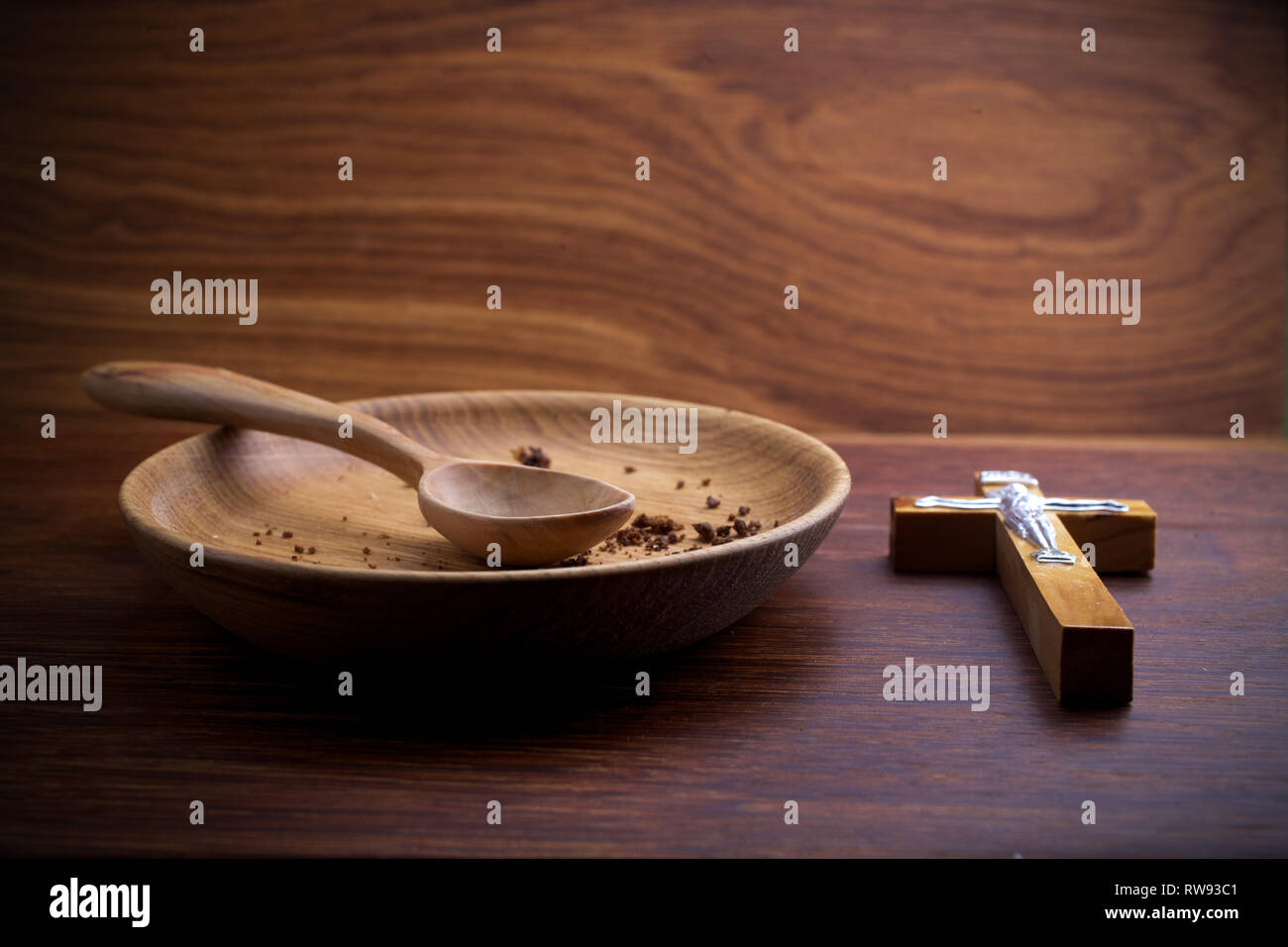Fasting, Lent. Plate and cross on wooden backgroud Stock Photo - Alamy