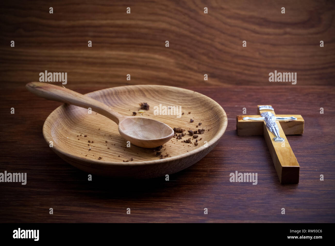 Fasting, Lent. Plate and cross on wooden backgroud Stock Photo - Alamy