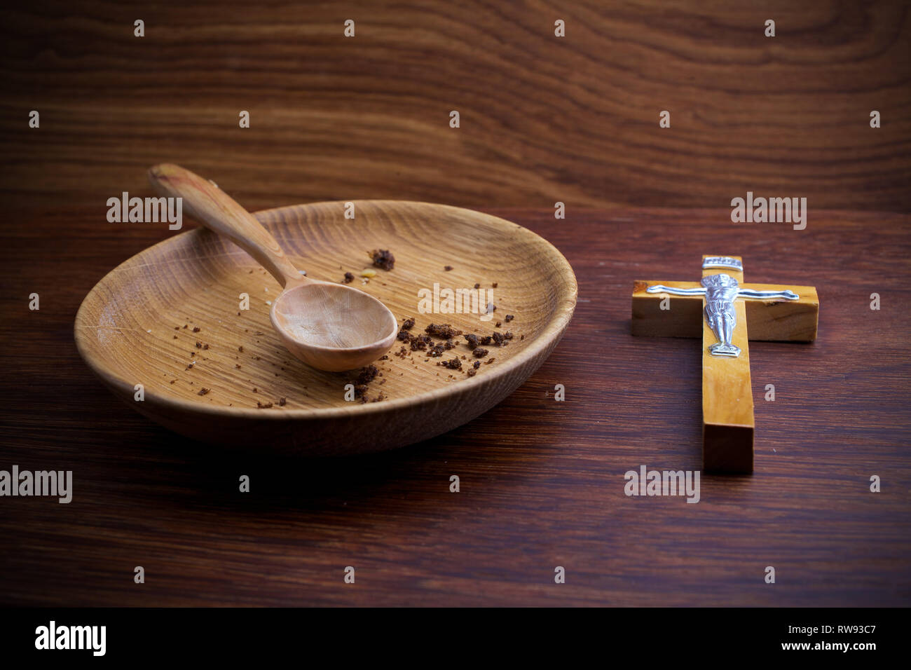 Fasting, Lent. Plate and cross on wooden backgroud Stock Photo - Alamy