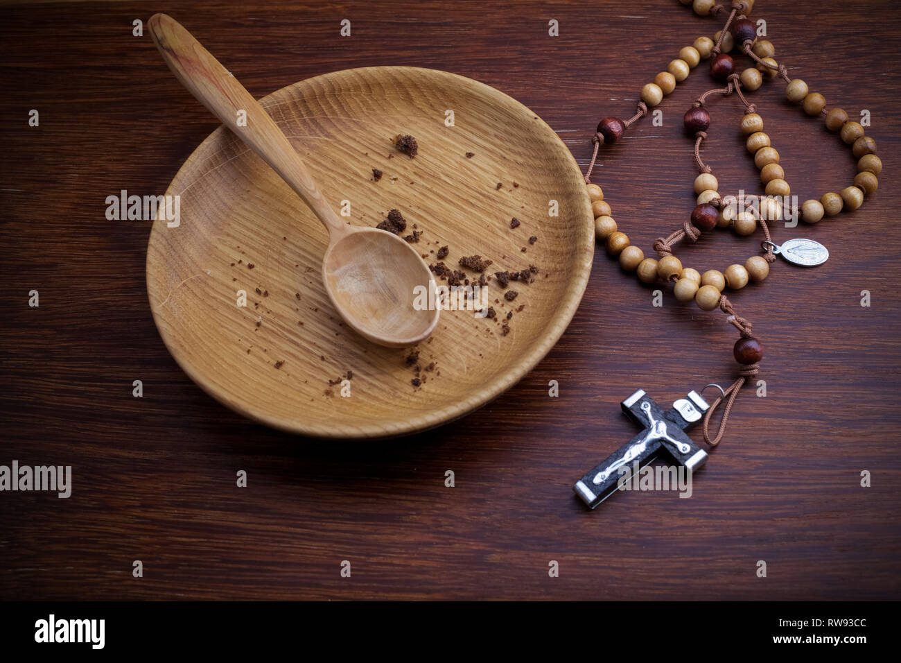 Fasting, Lent. Plate and cross on wooden backgroud Stock Photo - Alamy