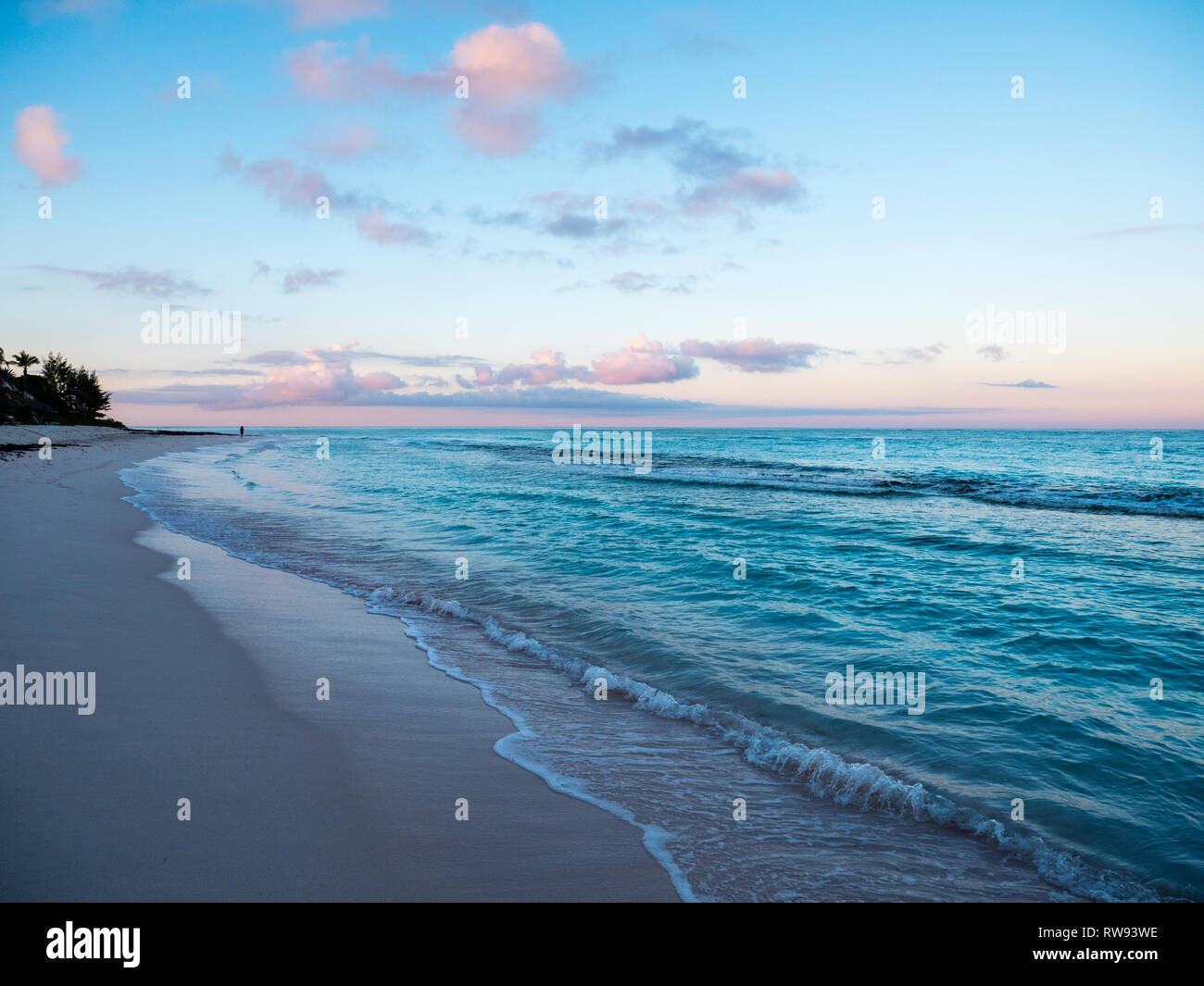 Sky reflected on Atlantic Ocean, Waves Crashing on Blue Sky Beach ...