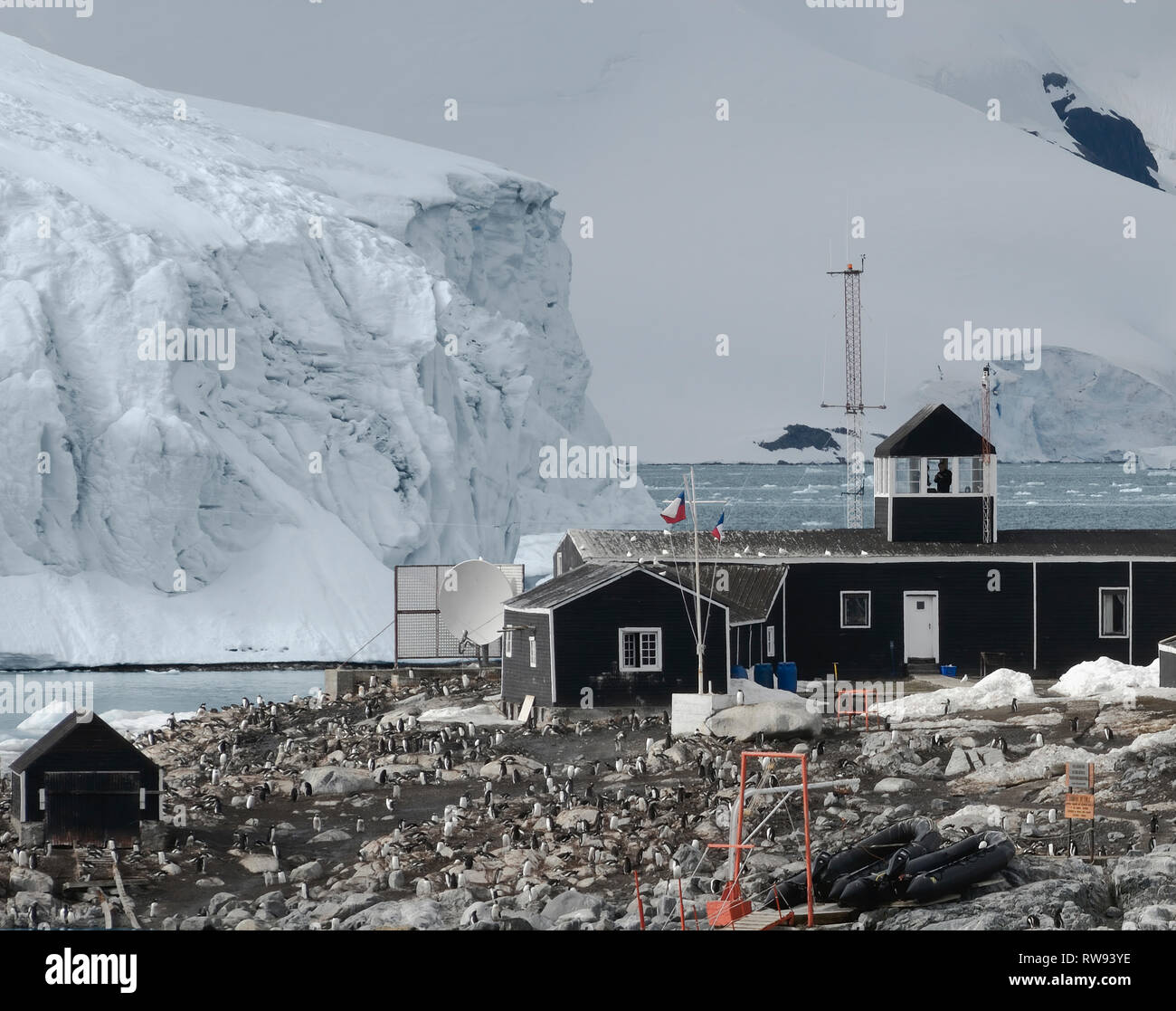 Research station, north pole hi-res stock photography and images - Alamy