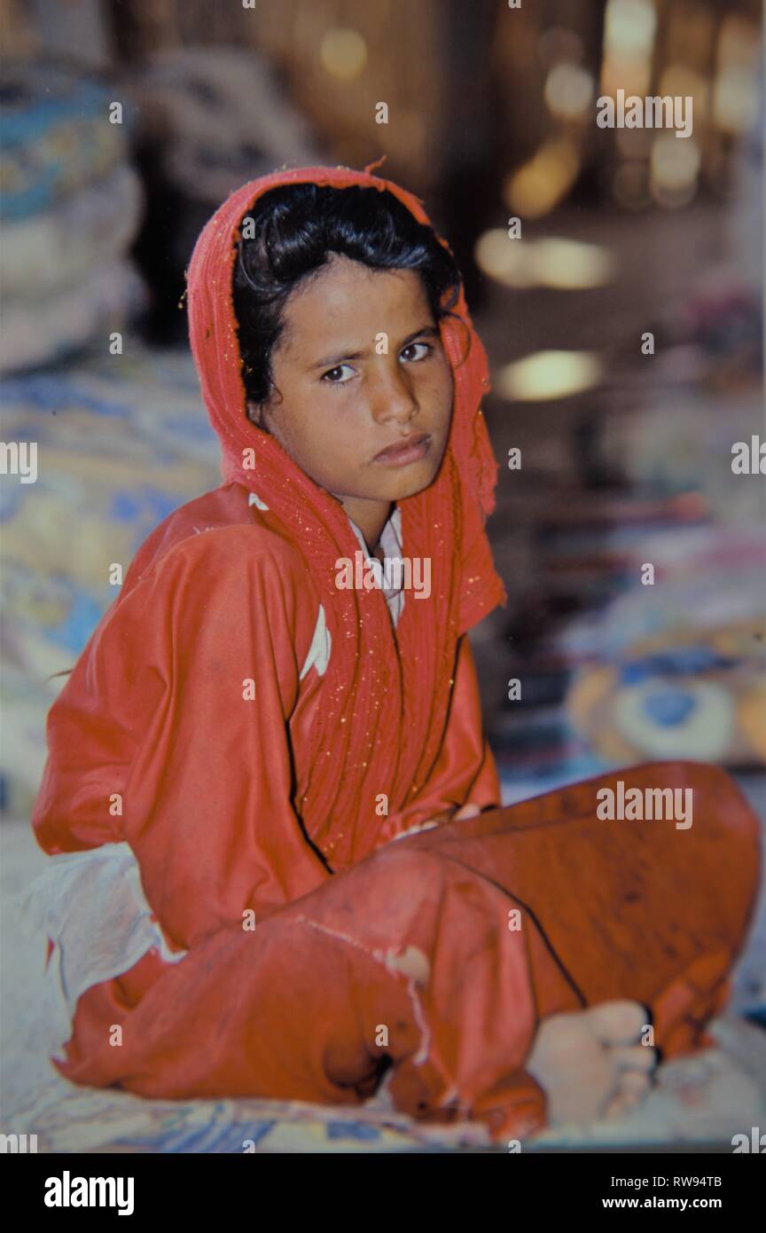 portrait young egyptian berber child in desert Stock Photo - Alamy