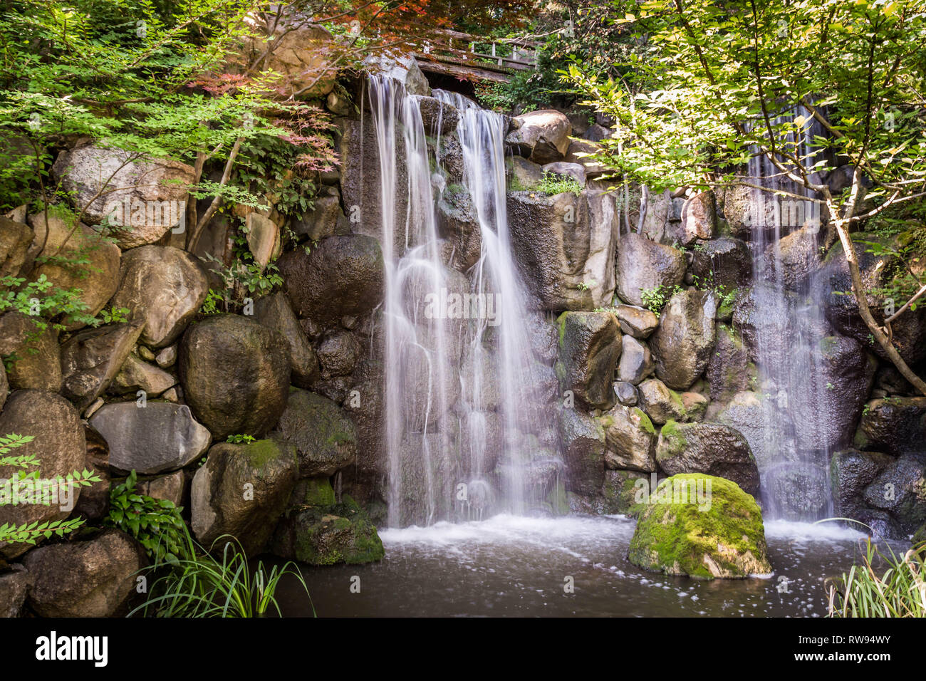 Beautiful scenic waterfall rocks hi-res stock photography and images ...