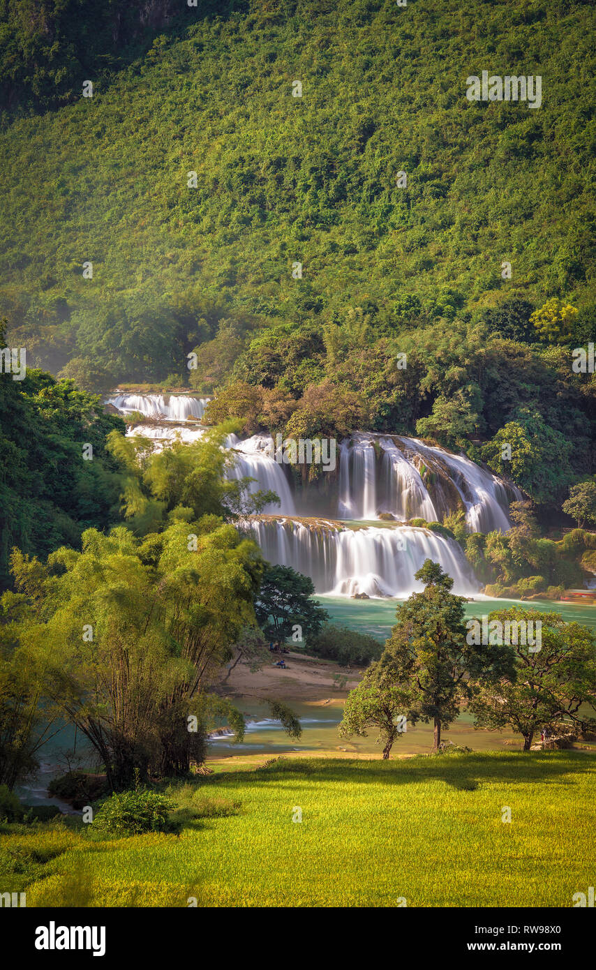 Ban Gioc waterfall in Cao Bang, Viet Nam - The waterfalls are located ...