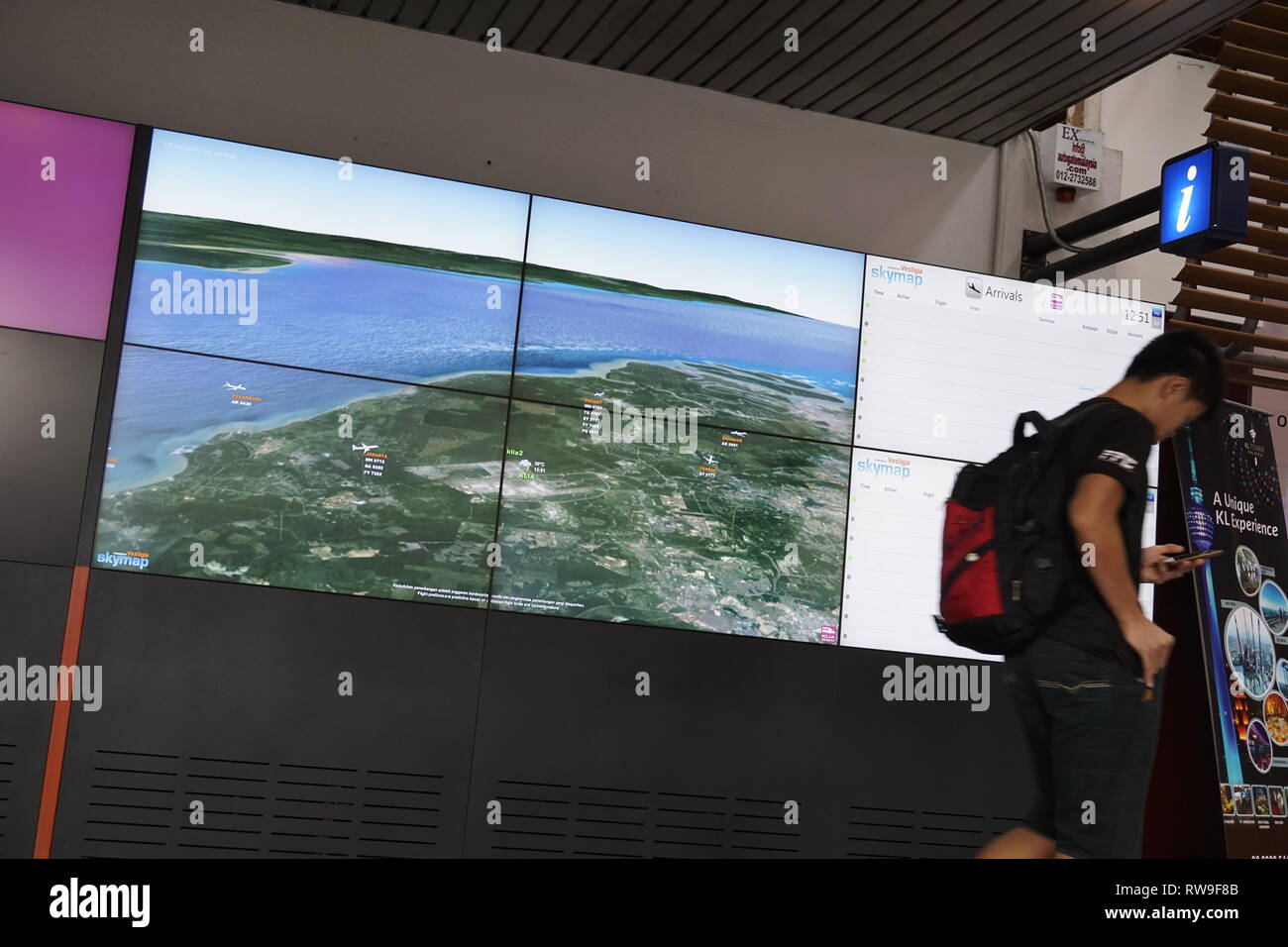 Flight status board hi-res stock photography and images - Alamy