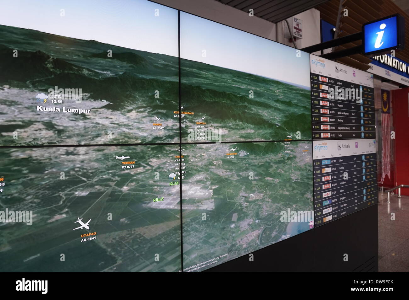 Flight status board hi-res stock photography and images - Alamy