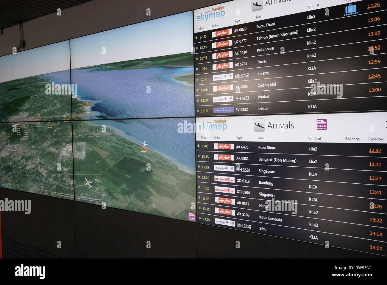 Flight status board hi-res stock photography and images - Alamy