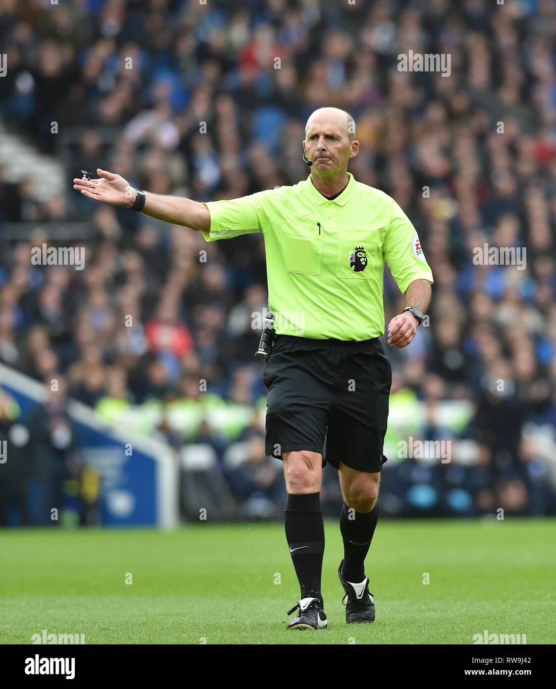Referee mike dean officials hi-res stock photography and images - Alamy