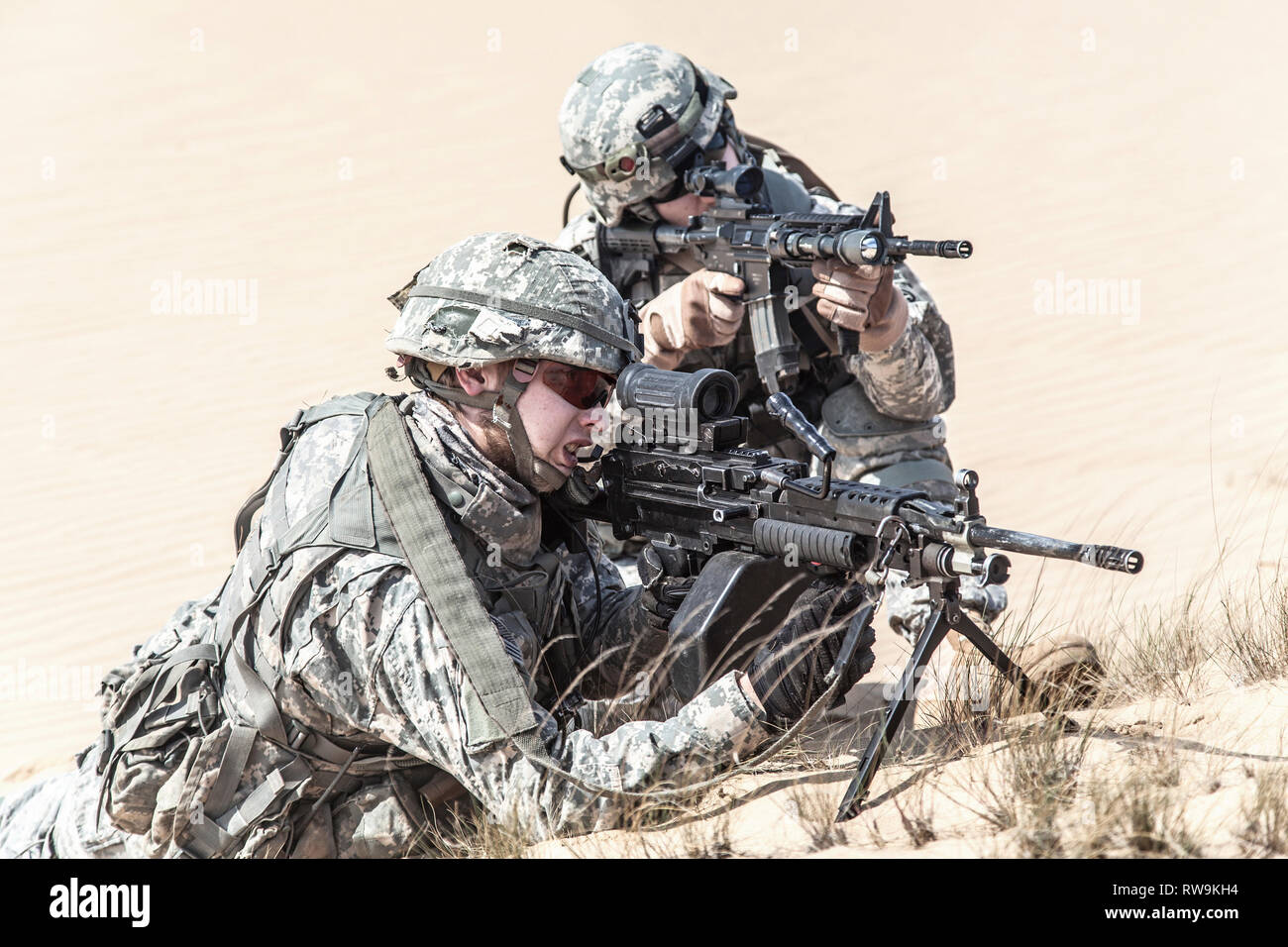 Team of United States airborne infantry men in action in the desert ...