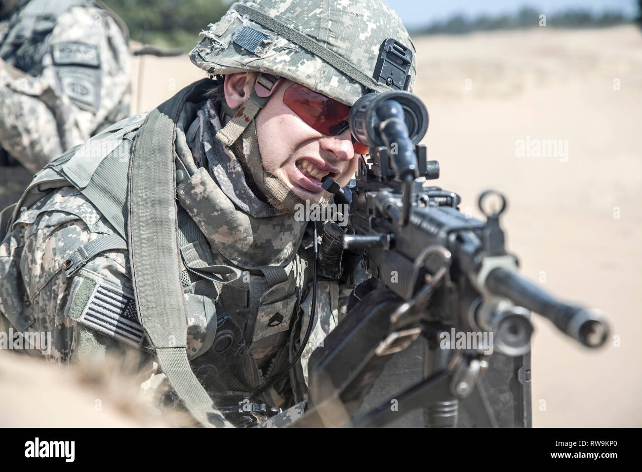 Pair of United States airborne infantry men in action in the desert ...
