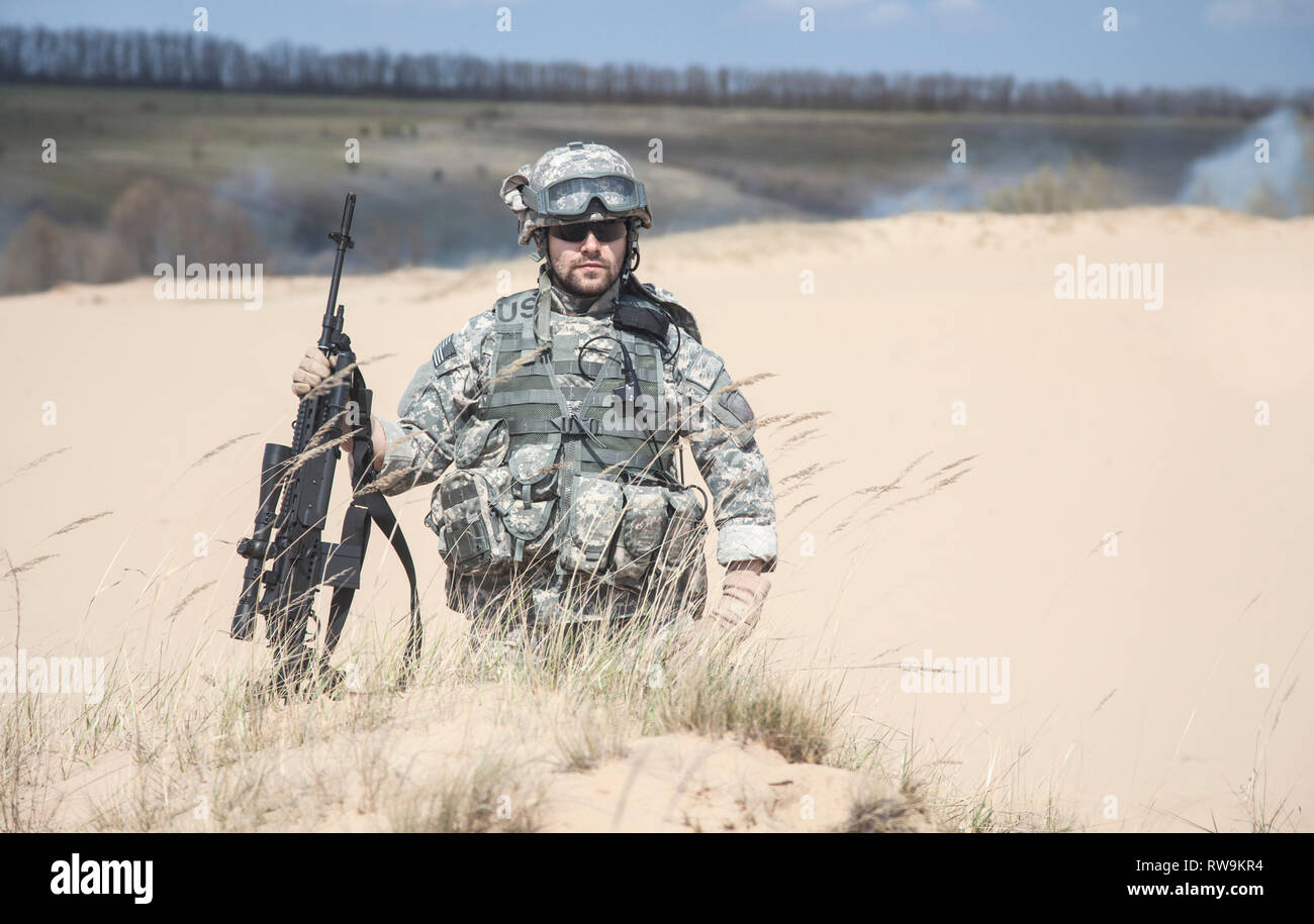 United States airborne infantry man in action in the desert Stock Photo ...