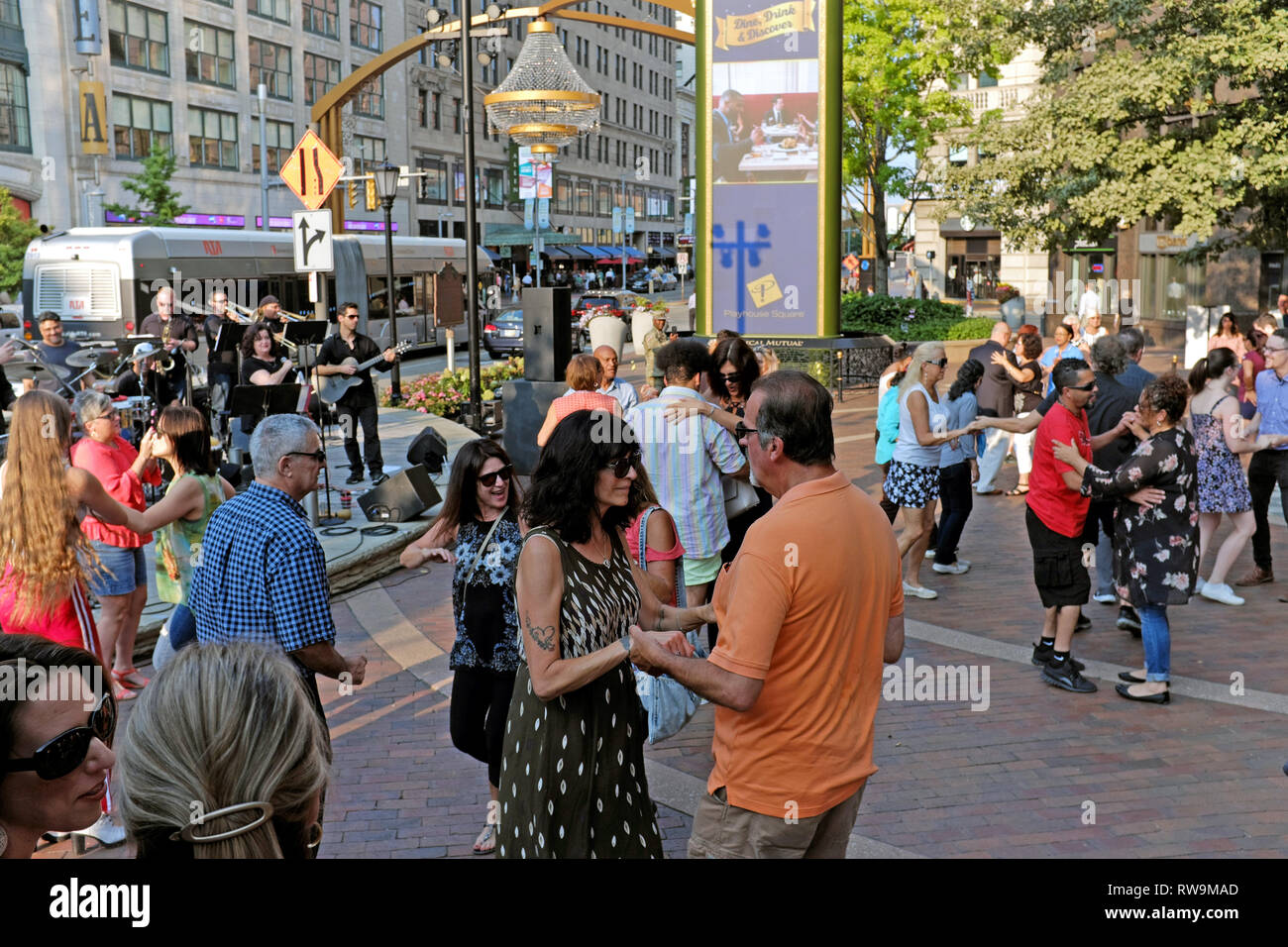 Cleveland summer evening dancing hi-res stock photography and images ...