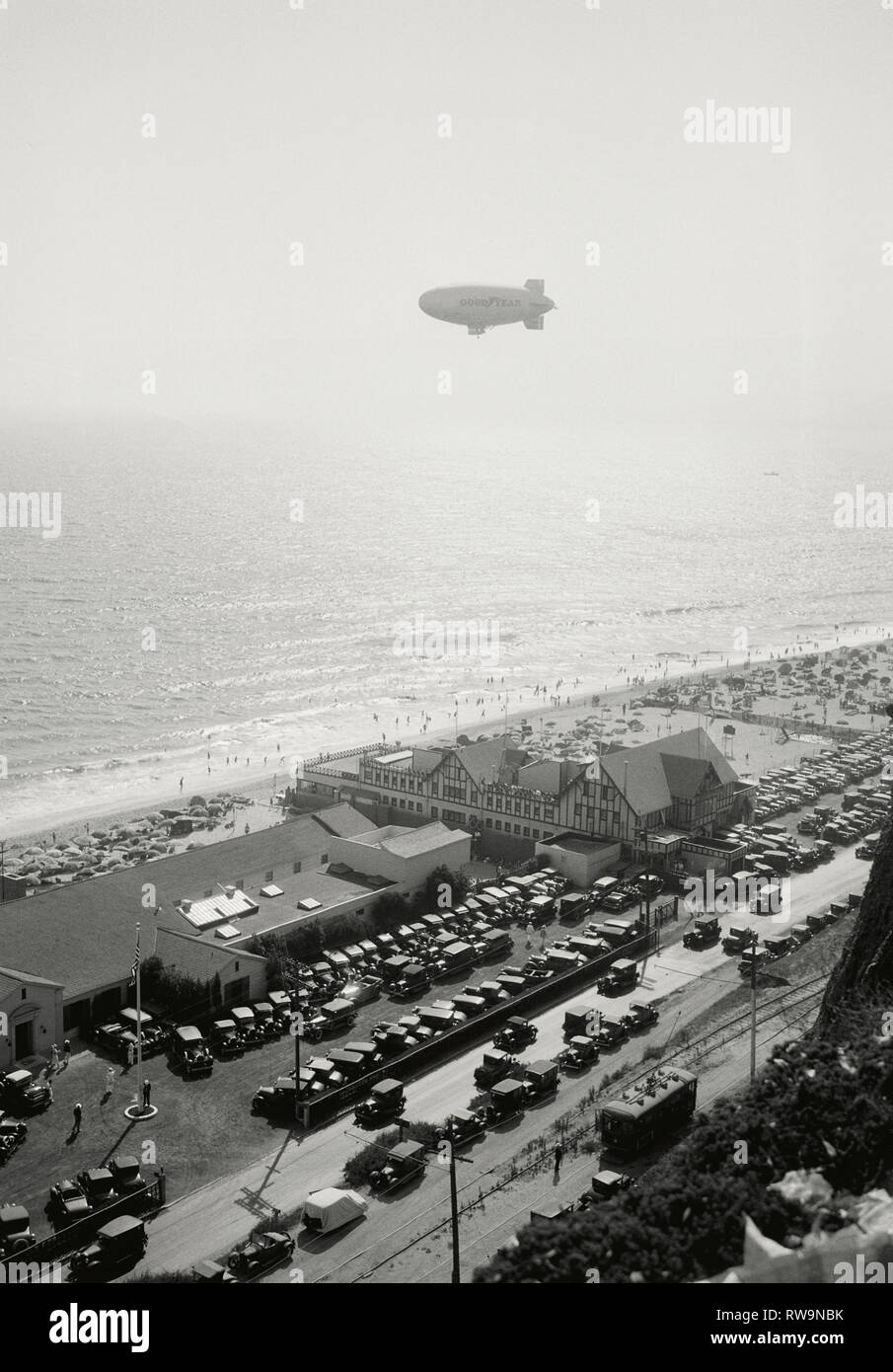 Goodyear blimp over los angeles hi-res stock photography and images - Alamy