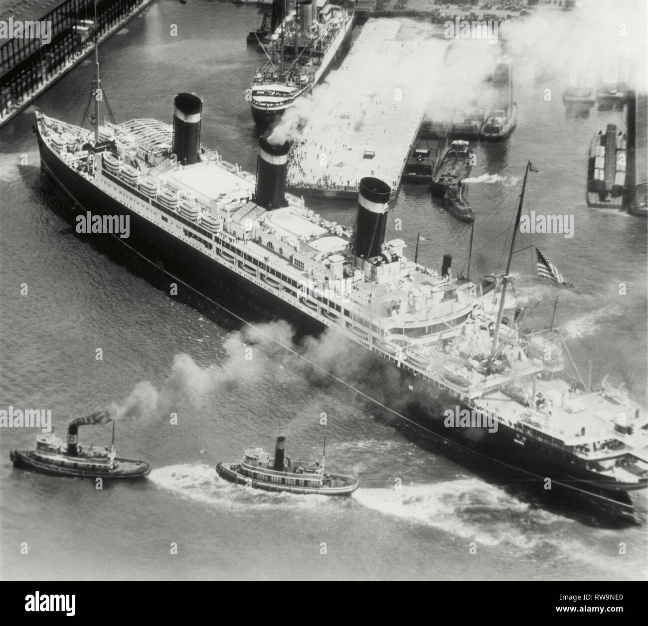 SS Leviathan in New York City Harbor, 1925 Stock Photo - Alamy