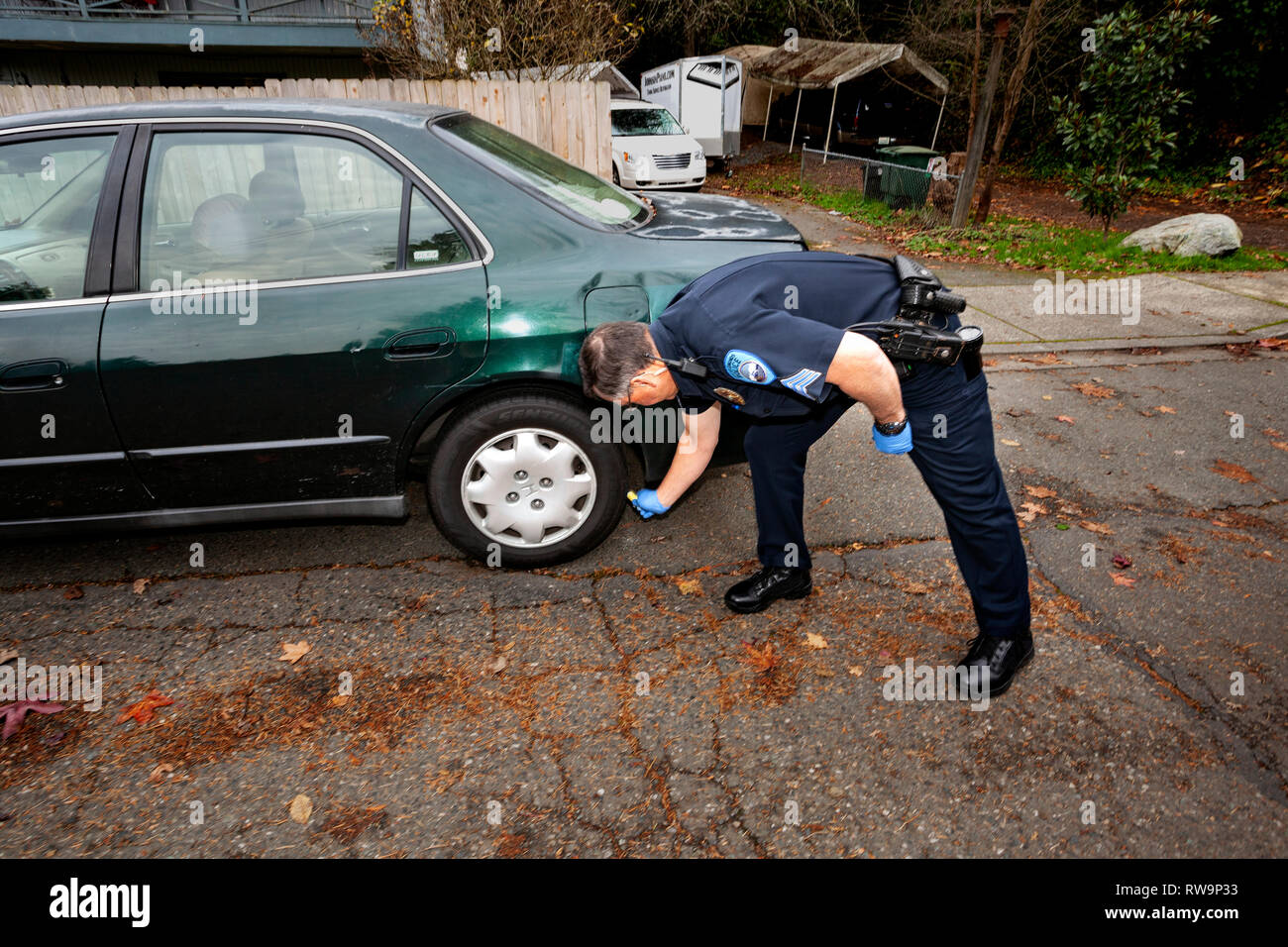 PE00380-00...WASHINGTON - Sergeant Robert Barker of the Edmonds Police ...