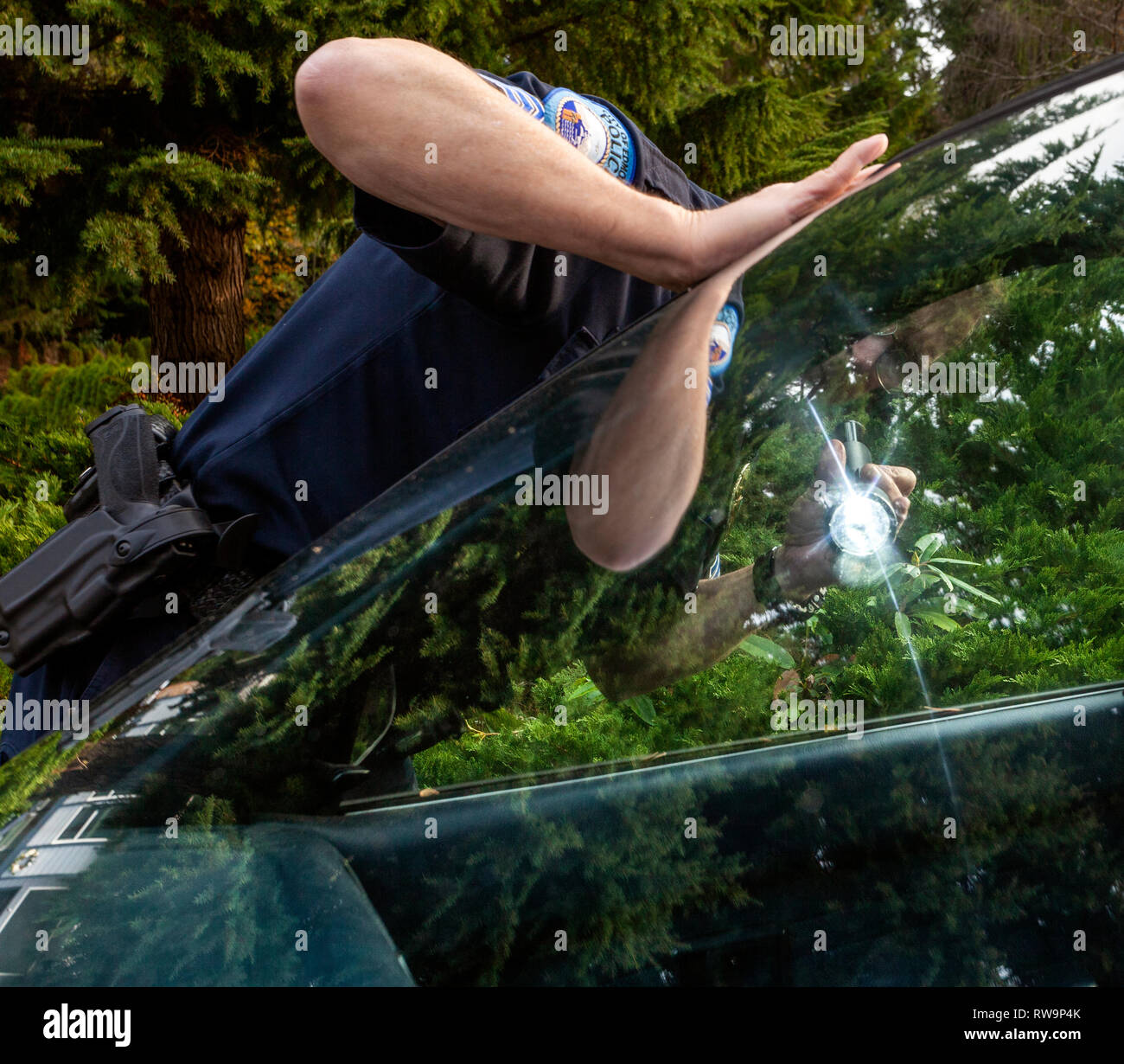 PE00389-00...WASHINGTON - Sergeant Robert Barker of the Edmonds Police ...