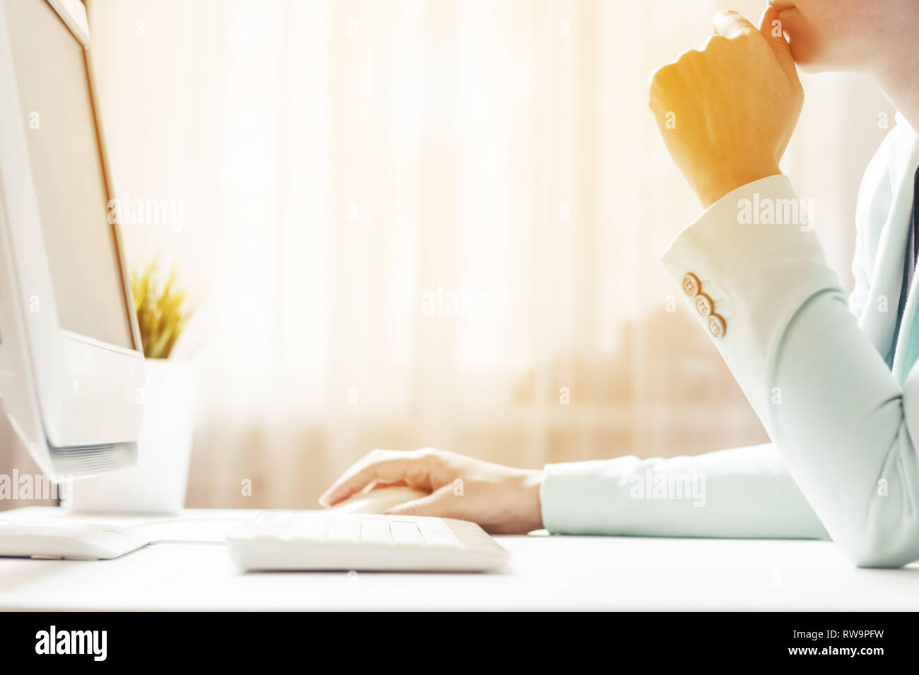 Office worker computer screen hi-res stock photography and images - Alamy
