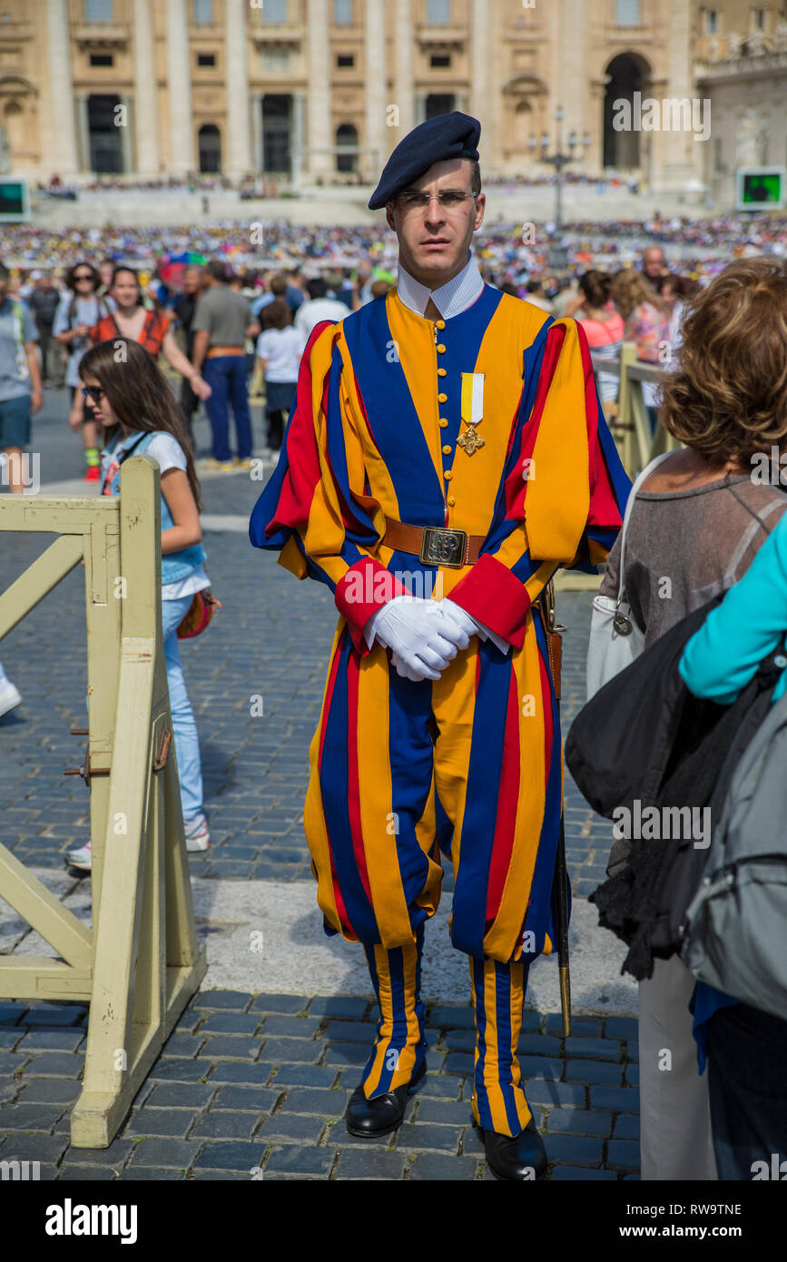 Vatican entrance with swiss guards hi-res stock photography and images ...