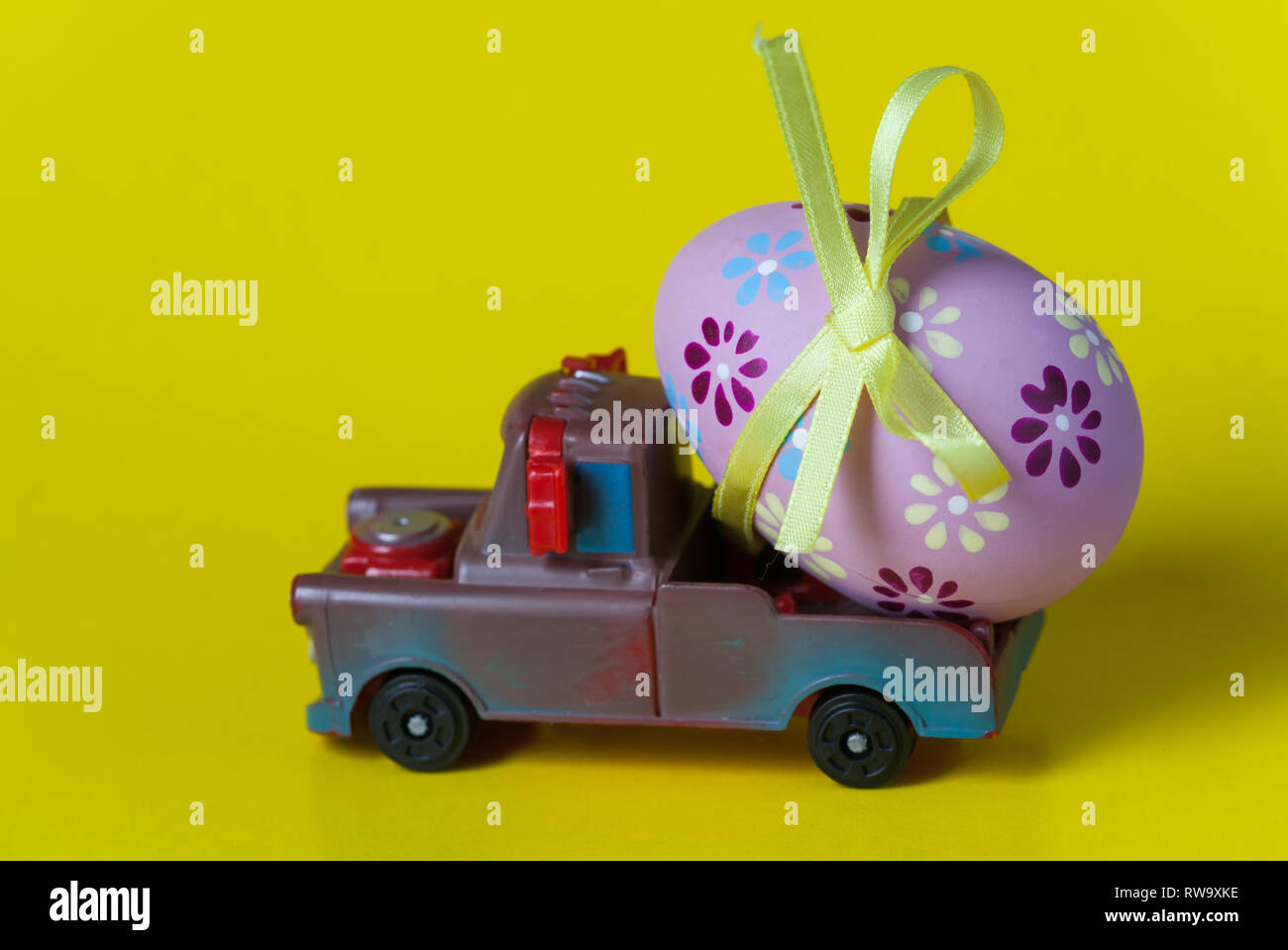 Easter egg on the car. Easter holiday concept Stock Photo - Alamy