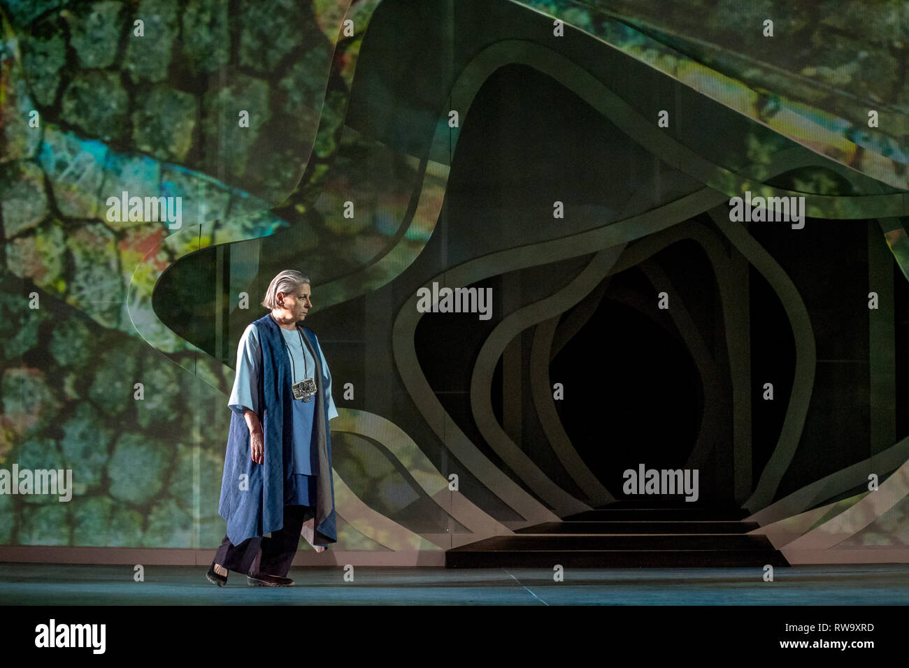 Ancient greek theatre actors hi-res stock photography and images - Alamy