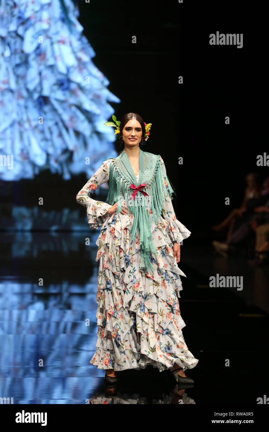 Model on the catwalk Stock Photo - Alamy