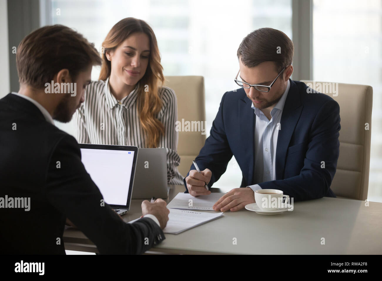 Conclusion of contracts hi-res stock photography and images - Alamy