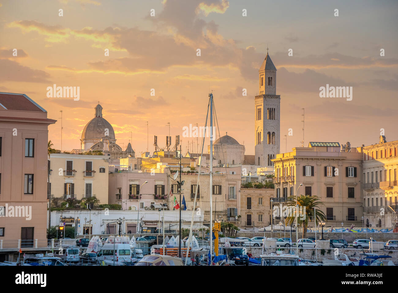 City marina sunset hi-res stock photography and images - Alamy