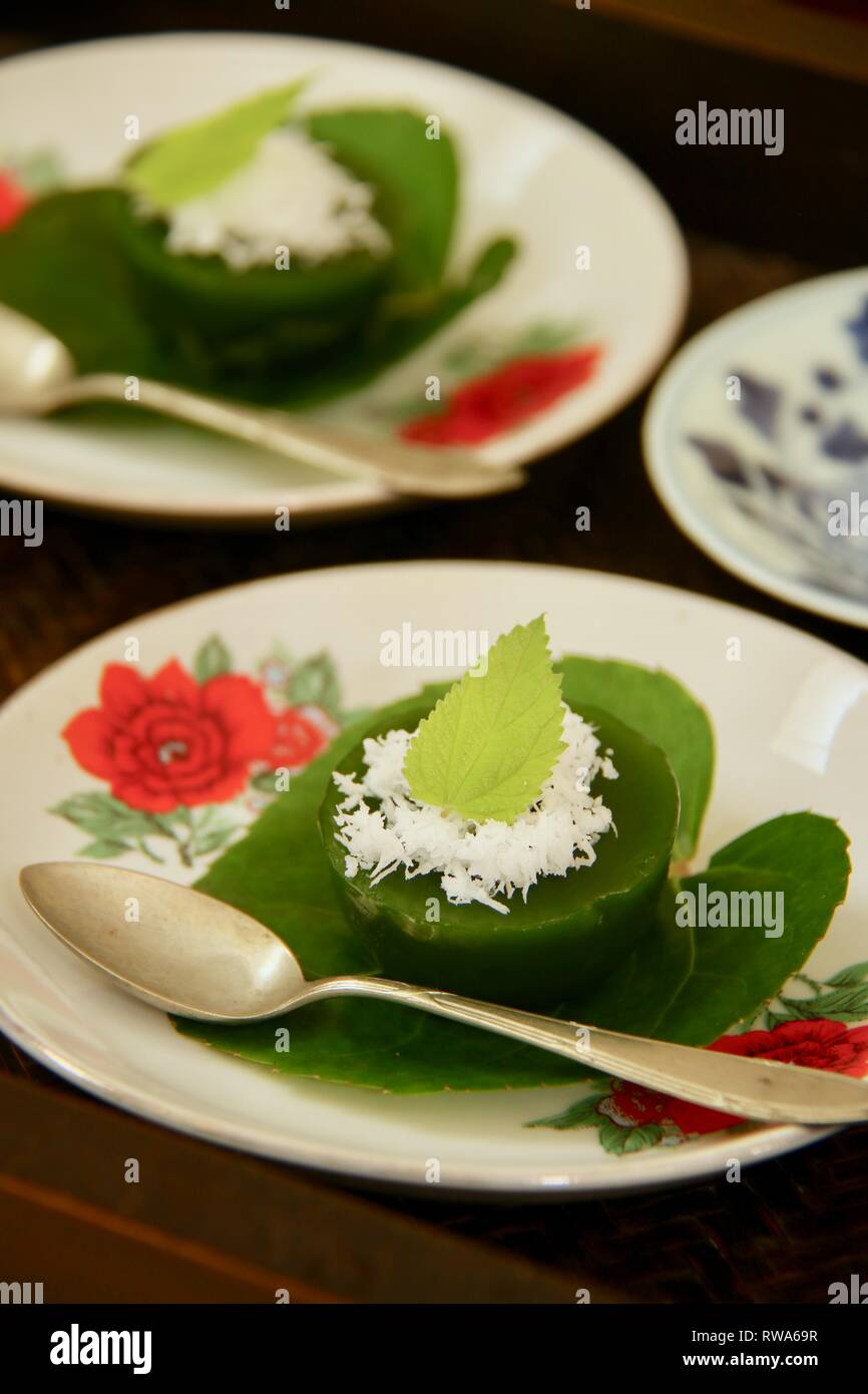 Kue Lumpang Pandan / Kuih Kosui Pandan. Peranakan snack of tapioca and ...