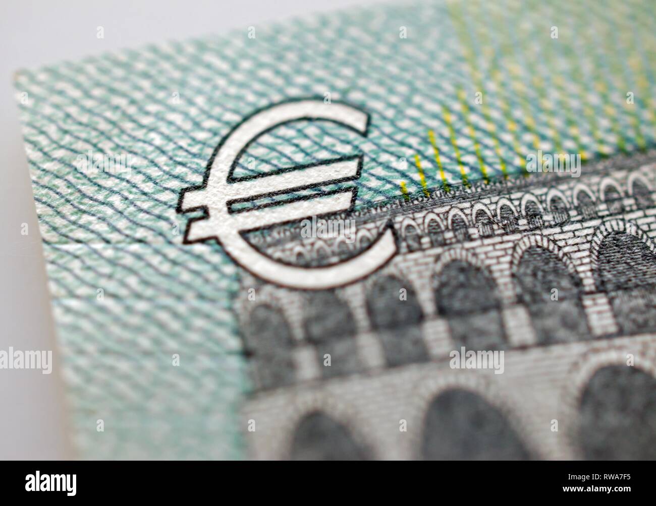 Eurozeichen auf 5 euro banknote, Germany Stock Photo - Alamy