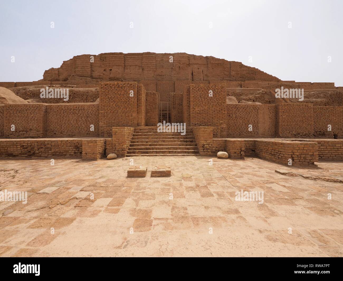 Mesopotamian ziggurat hi-res stock photography and images - Alamy